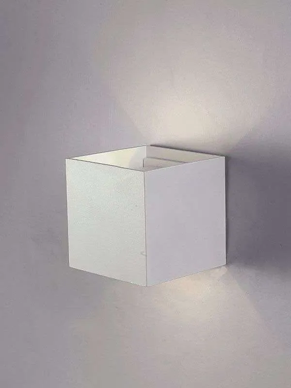 LED zidna svetiljka kocka 10×10 – podesiva