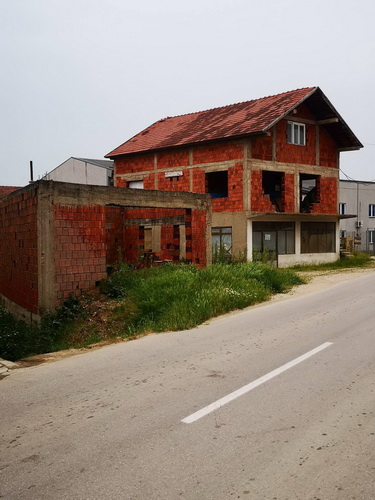 Kuca i pomoćna zgrada u Donjem Neradovcu, nadomak Vranja