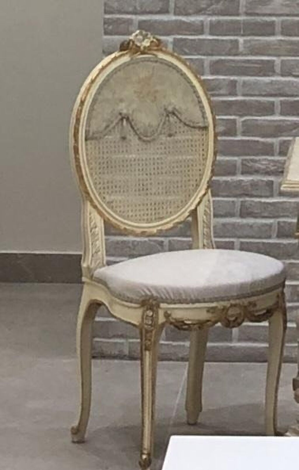 Prelepe stolice od pozlaćenog drveta u francuskom rokoko stilu