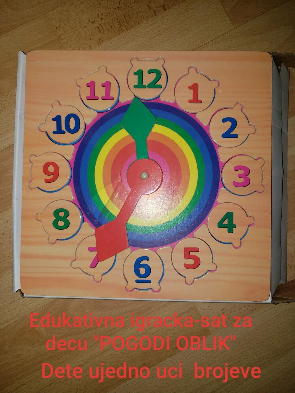 Deciji edukativi drveni sat 2 u 1. Dete igra igru "pogodi oblik"