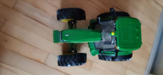 Traktor- igračka za decu