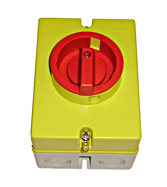 Sklopka u kućištu IP65/0-1/25A(AC21)/4p/5,5kW(400V) ž/c
AC21a: 25A [690V AC] | AC23: 10kW [3x400V AC] | VDE 0660, IEC/EN60947-3, sadrži PE stezaljku, mogućnost zaključavanja ručice s tri lokota, ...