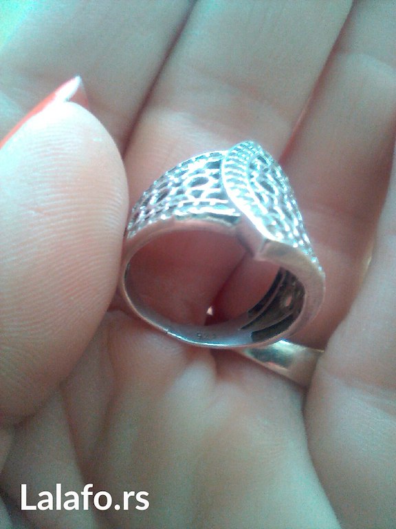 Srebrni prsten,srebro 925 vel. 16 mm. Veoma neobicnog oblika,izgleda