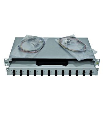 FO Splice box 19", 24 vlakna, ST adapteri, 50/125um OM2
prema IEC 61753-1, RAL7035, klizni, pigtails priključeni i umetnuti