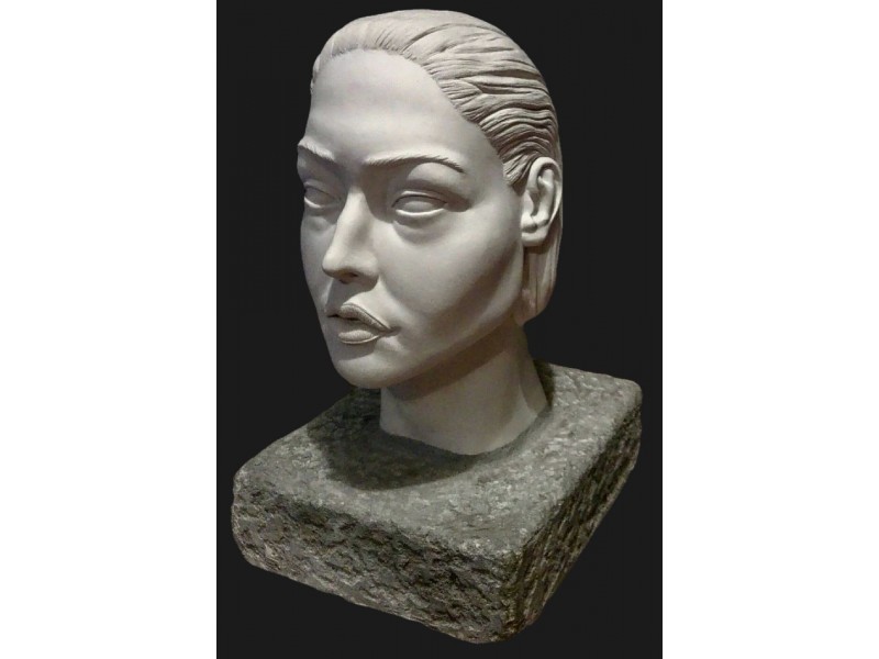 Skulptura `Portret mlade dame`