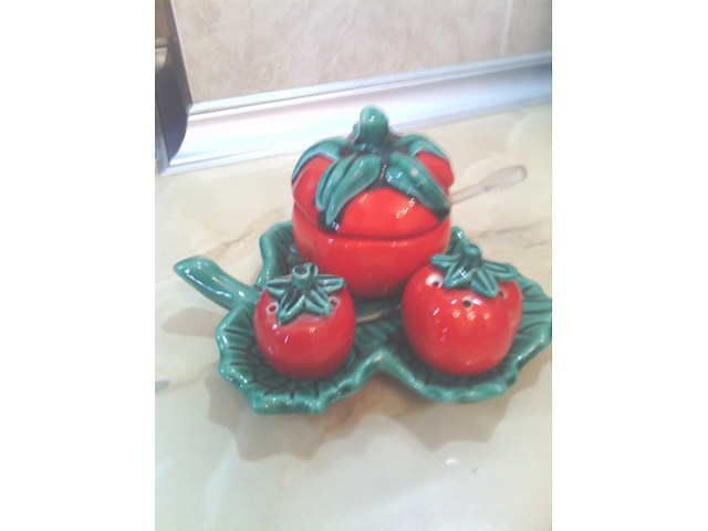 Italijanska keramika- slanik u obliku paradajza