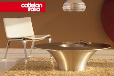 Cattelan ALIEN_klub sto
Cattelan