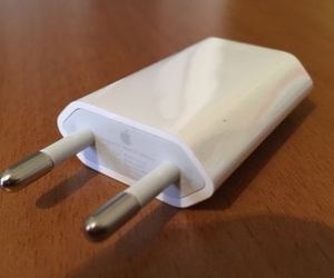Apple punjac/adapter za struju novo