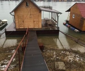 Splav sa kućicom na makiškoj strani