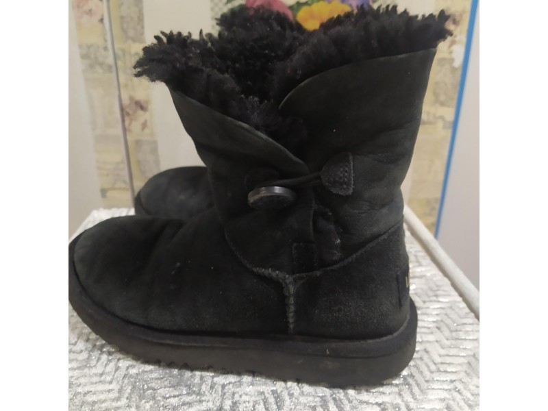 UGG crne 30 dužina gazišta 19.5