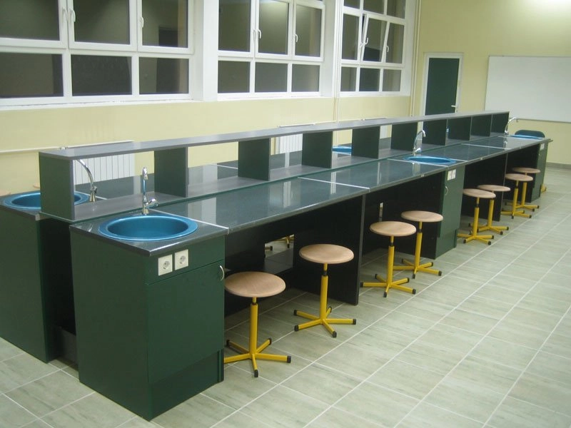 Centralni laboratorijski sto sa policama