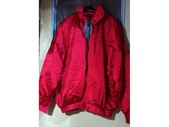 Crvena svilenkasta jakna ,veliki broj.