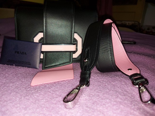 **Prada  tasna**