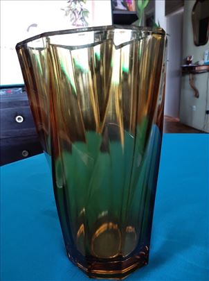 Kristalna vaza, med boje