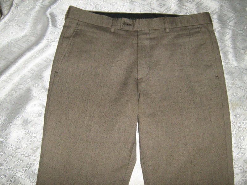 ODLICNE PANTALONE BR 40
