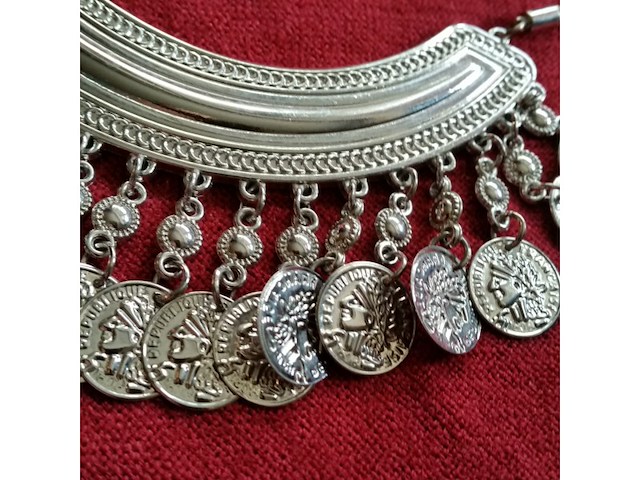 bogata metalna ogrlica