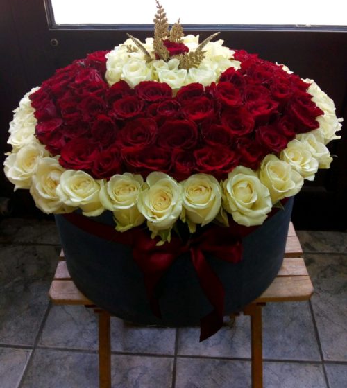 101 ruža u boksu, kombinacija crvene i bele br 44