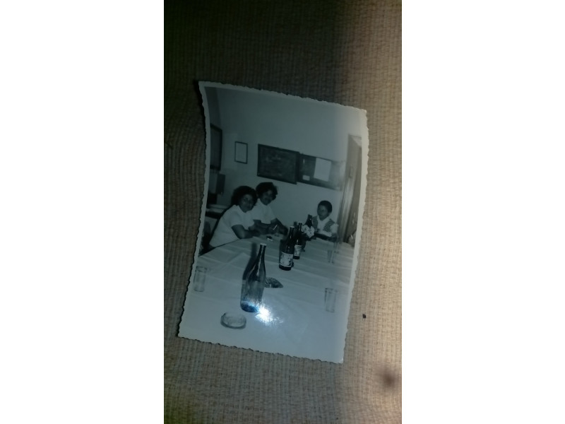 gospodje za stolom proslava crno bela