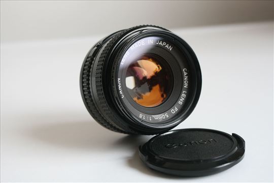 Canon FD 50mm f:1.8 sa Tamron filterom i poklopcem