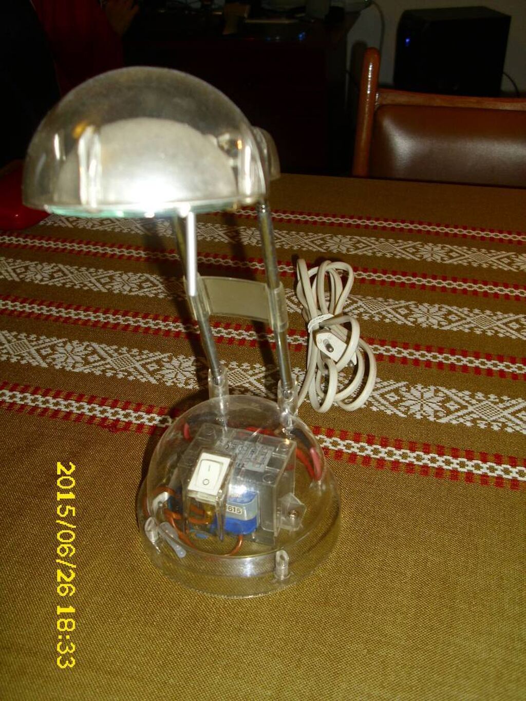 Ispravna stona lampa sa halogenom sijalicom. Vrlo pogodna za ucenike i