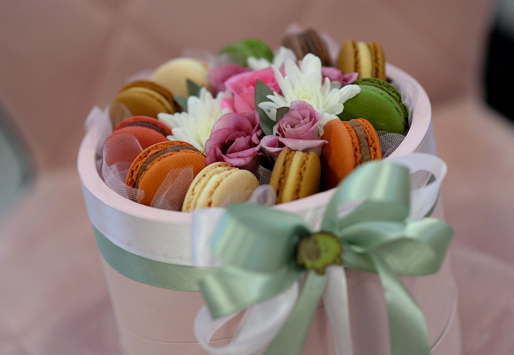 Prodavnica poklona - Cveće u kutiji sa makarons kolačićima