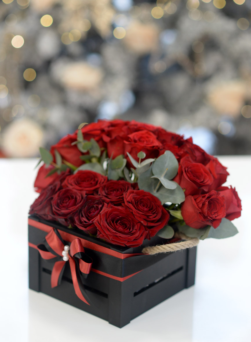 Prodavnica poklona - Cvetni aranžman sa crvenim ružama u dva reda