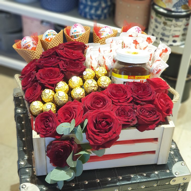 Prodavnica poklona - Cvetni aranžnman sa slatkišima