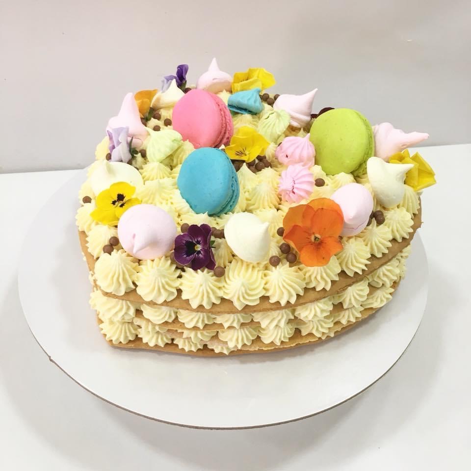 Prodavnica poklona - Torta za rođendan sa makaronsima u obliku srca