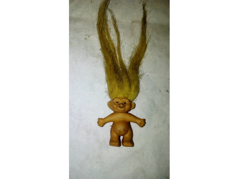 mala figurica trol sa velikom kosom