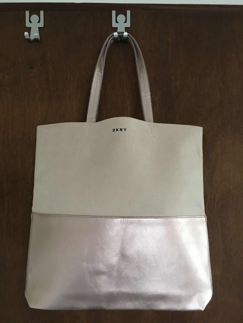 Prodajem potpuno novu original DKNY shopper torbu. Boja sedefasno