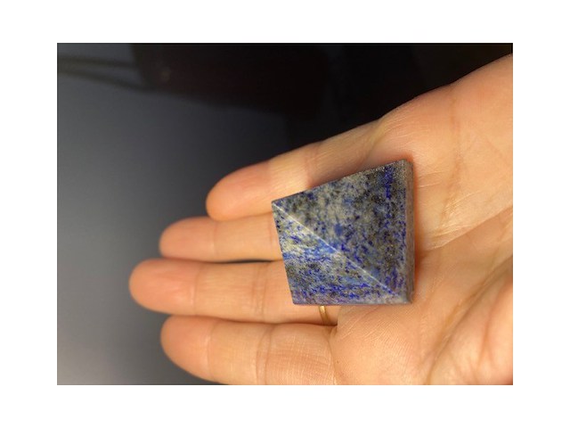 Piramida od lapis lazulija
