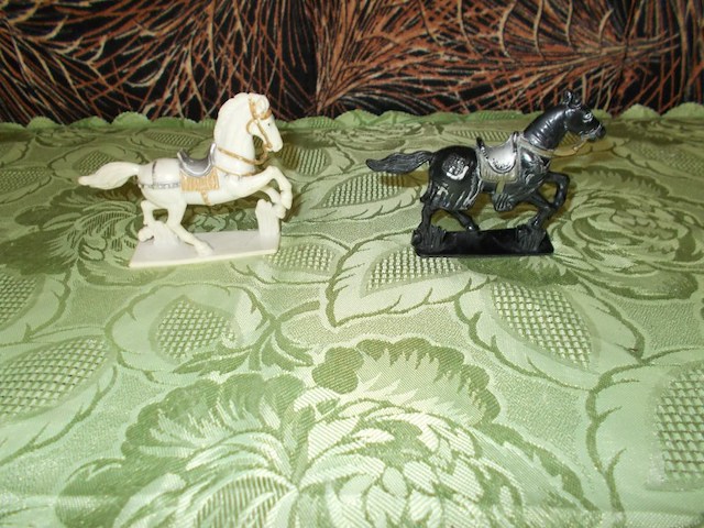 Konji - dve plasticne igracke duzine 10 sm visine 8 sm
