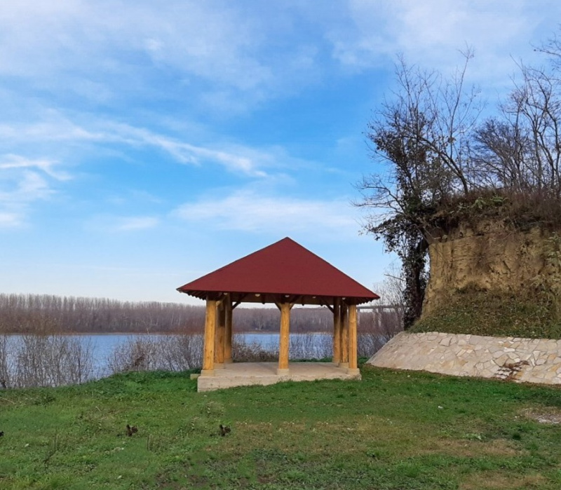 EKSKLUZIVAN plac na samoj obali Dunava-Beska