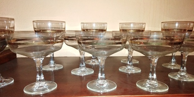 Set ukrasnih čaša za crno i belo vino