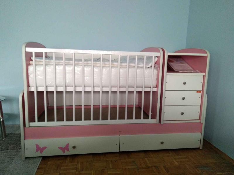 Prodajem krevetac za bebe (devojčice)