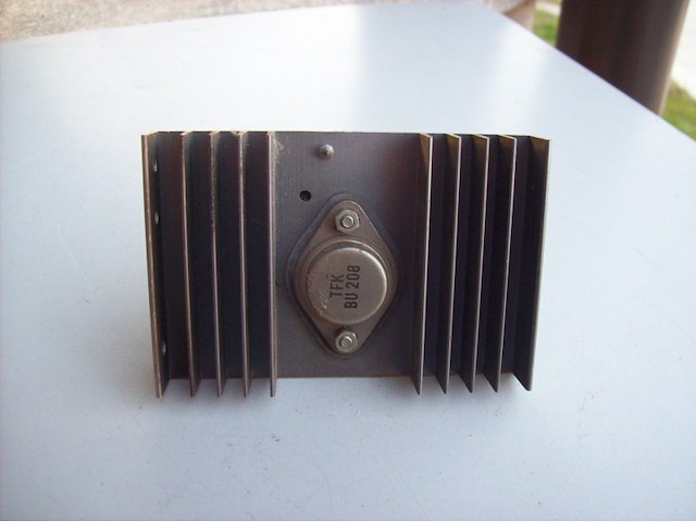 Tranzistor sa hladnjakom i stampanom plocicom