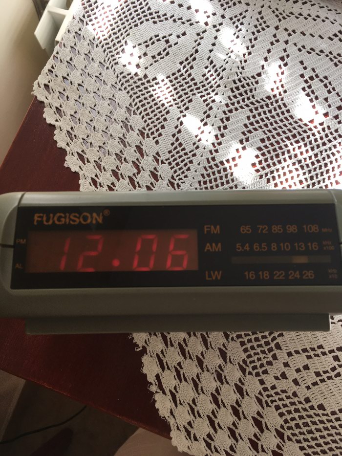 Ispravan radio sat Fugison sa alarmom za buđenje, crvenim svetlećim