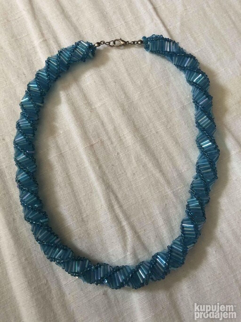 Nova ogrlica iz Avona, plavo tirkizne boje, vrlo lepa i interesantna