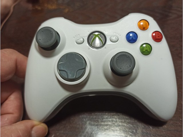 xbox 360 dzojstik originalv u ispravnom stanju