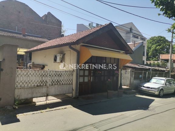 SENJAK, tri stana i poslovni prostor na 3 ara. 20 m2.Idealno za rušenje i gradnju porodične kuće