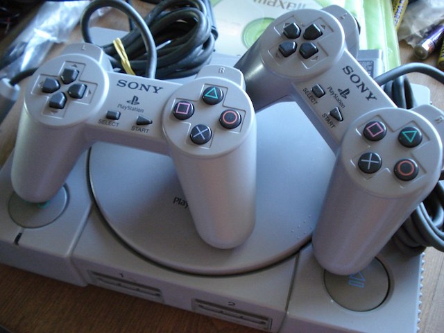 SONY PlayStation 1 (PS1) konzola, igre, 2 džoja, memori