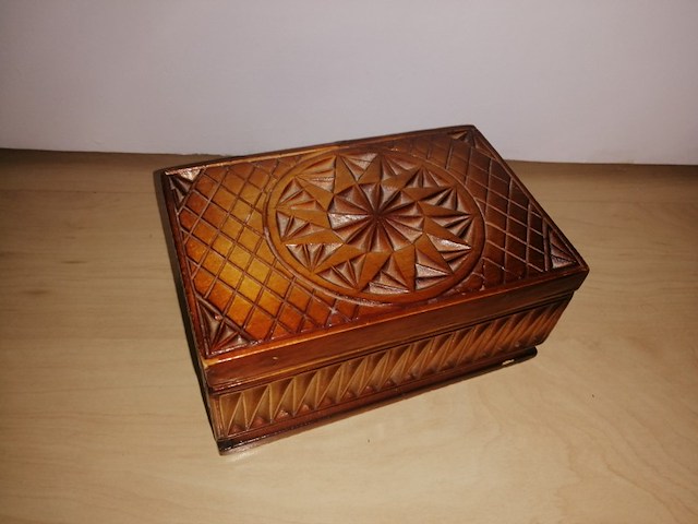 Prelepa rustična  drvena kutija za nakit