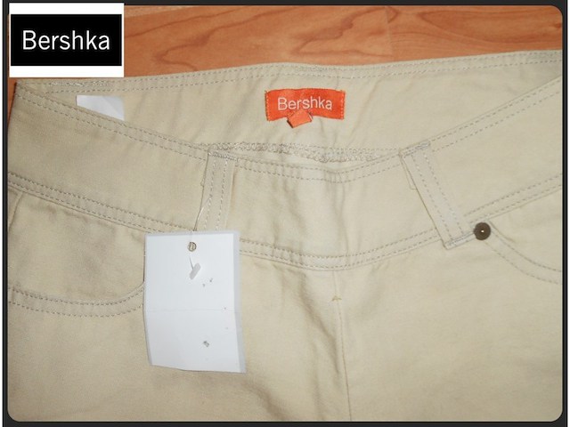 Pantalone Bershka vel. 38 novo