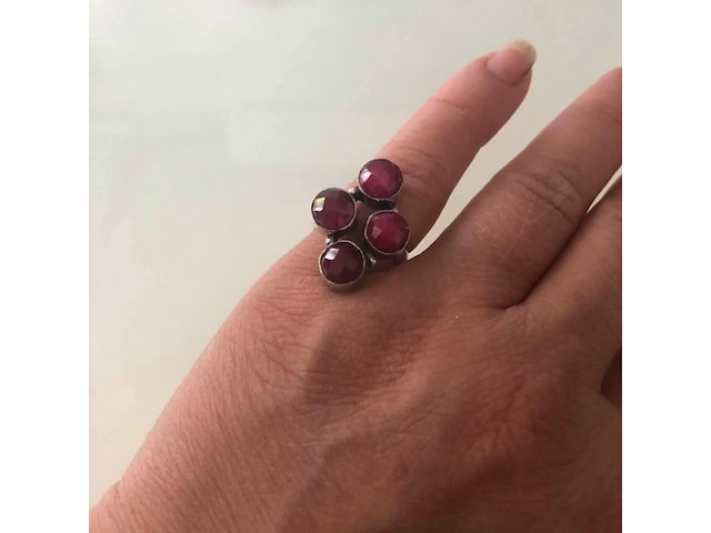prsten rubin sa 4 kamencica