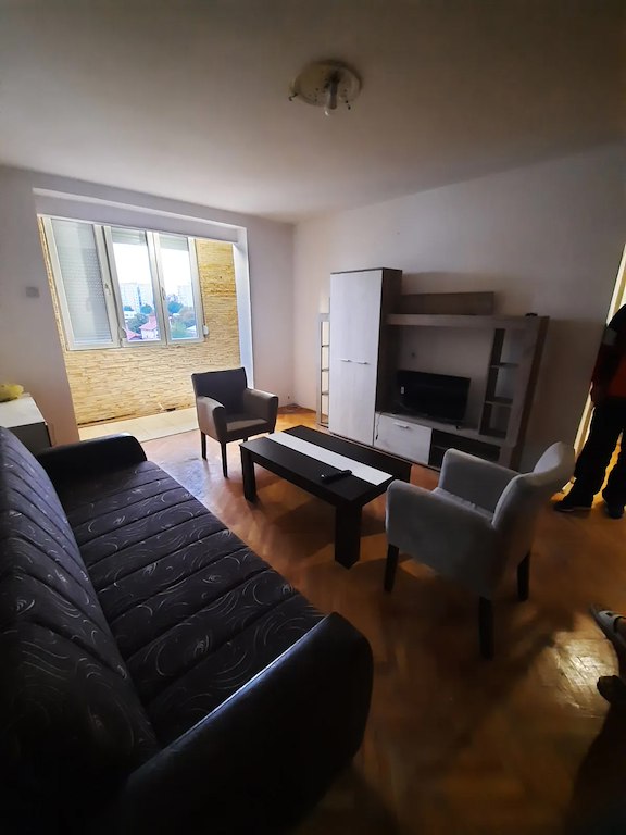 Izdajem 2.0 soban potpuno namešten stan na bul Dr. Zorana Djindjića