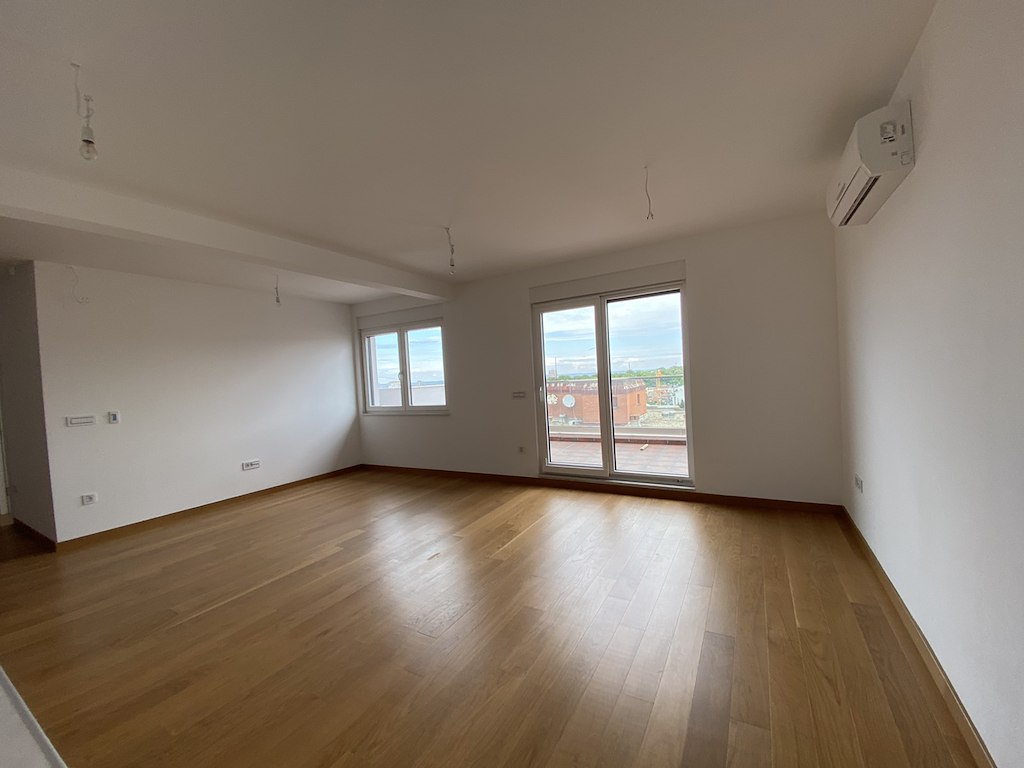 Vukov spomenik ulica Vojvode Bogdana 98m2 30m2 terasa