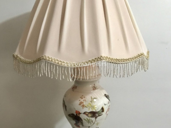 Prelepa kineska porcelanska lampa sa svilenim abažurom, na postolju od rezbarene tikovine.