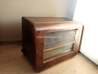 starinski radio od kuvane orahovine