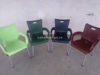 Plasticne stolice sa metalnim nogarima