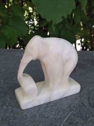 Figura slona od kamena